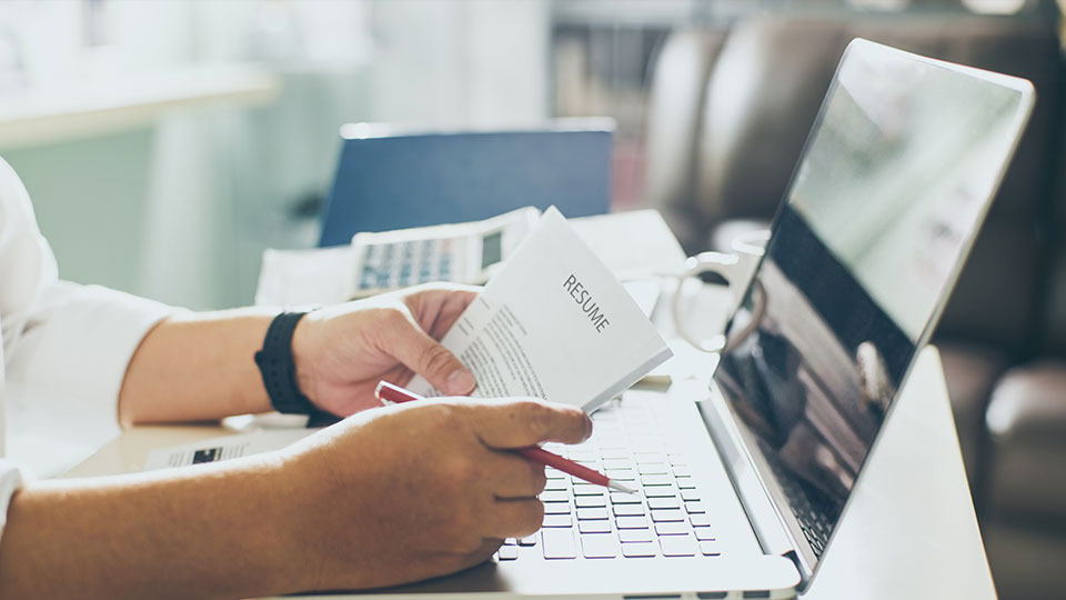 5 Reasons to Work With a Staffing Agency